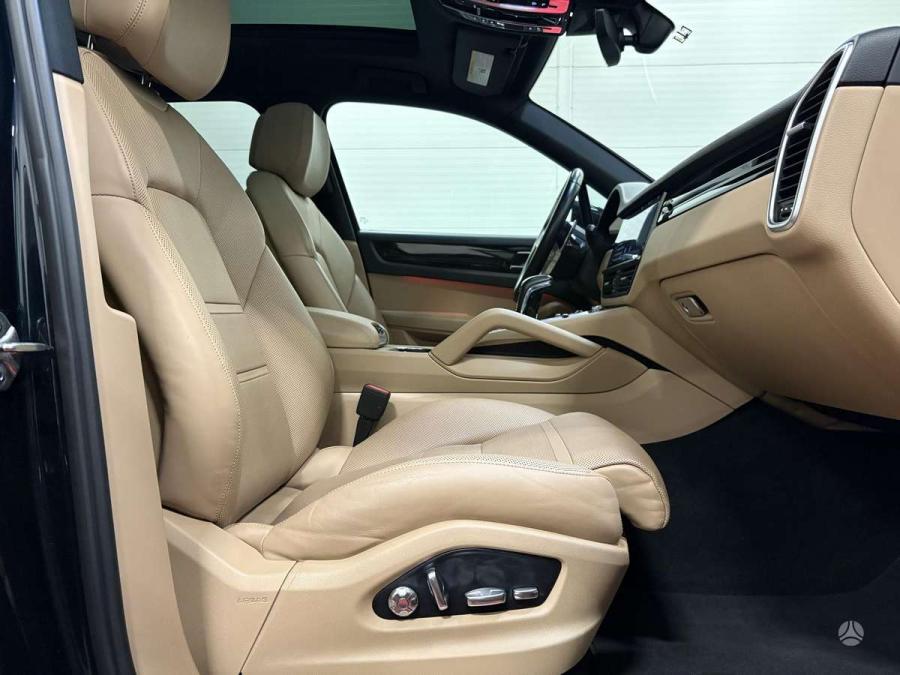 Blue Porsche Cayenne 2019 in Vilnius, with an engine capacity of 2.89 L and mileage of 94 thousand km for 47990 €, photo 19 on AUTOMOTO.COM.LV