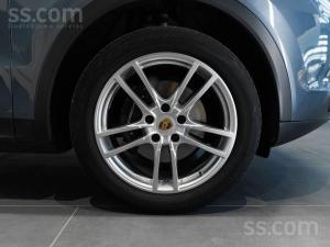 Blue Porsche Cayenne 2019 in Riga, with an engine capacity of 3.00 L and mileage of 92 thousand km for 39000 €, photo 16 on AUTOMOTO.COM.LV