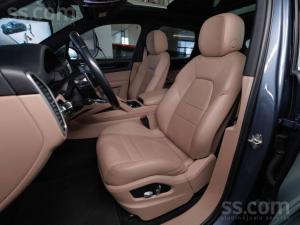 Blue Porsche Cayenne 2019 in Riga, with an engine capacity of 3.00 L and mileage of 92 thousand km for 39000 €, photo 18 on AUTOMOTO.COM.LV