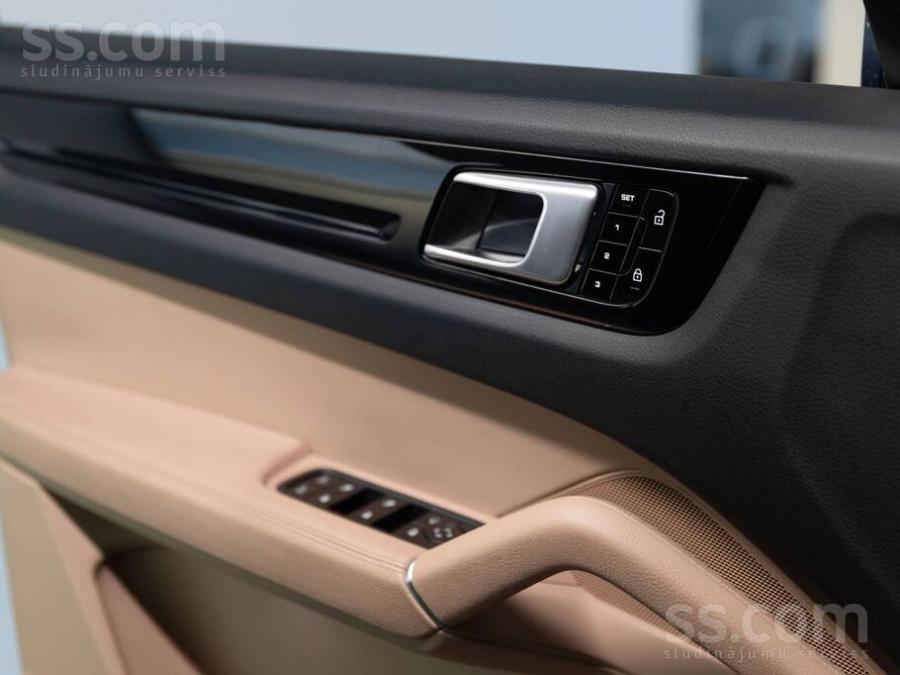 Blue Porsche Cayenne 2019 in Riga, with an engine capacity of 3.00 L and mileage of 92 thousand km for 39000 €, photo 35 on AUTOMOTO.COM.LV