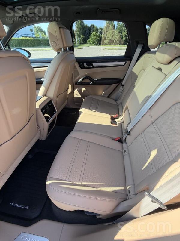 Blue Porsche Cayenne 2022 in Riga, with an engine capacity of 3.00 L and mileage of 40 thousand km for 73500 €, photo 7 on AUTOMOTO.COM.LV
