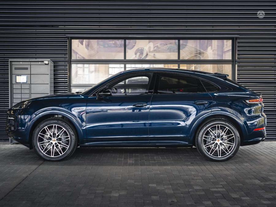 Blue Porsche Cayenne 2025 in Vilnius, with an engine capacity of 3.00 L and mileage of 2 thousand km for 147038 €, photo 2 on AUTOMOTO.COM.LV