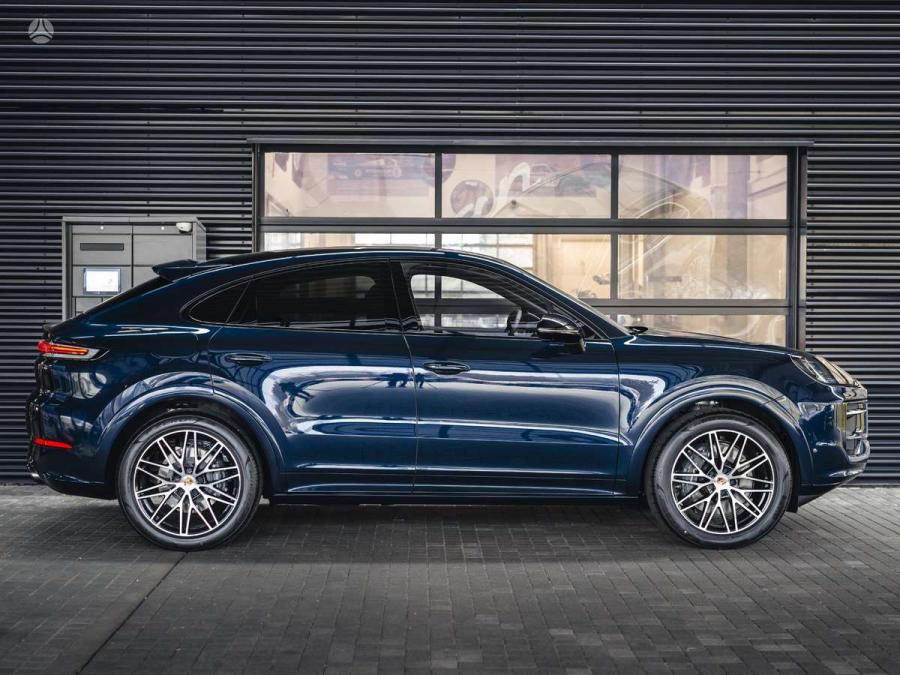 Blue Porsche Cayenne 2025 in Vilnius, with an engine capacity of 3.00 L and mileage of 2 thousand km for 147038 €, photo 6 on AUTOMOTO.COM.LV