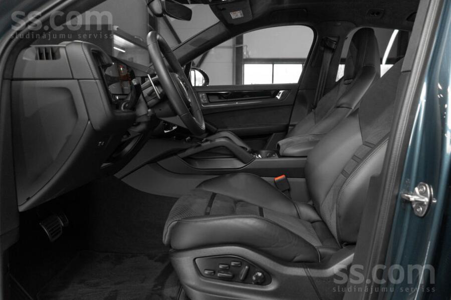 Blue Porsche Cayenne 2025 in Riga, with an engine capacity of 4.00 L and mileage of 6 thousand km for 147500 €, photo 9 on AUTOMOTO.COM.LV