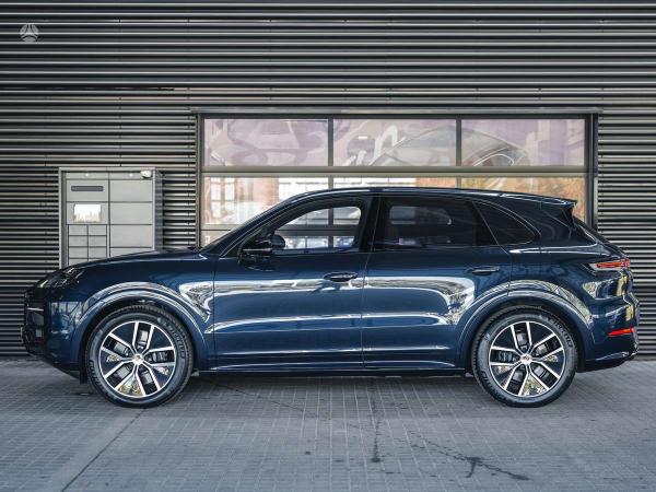 Blue Porsche Cayenne 2025 in Vilnius, with an engine capacity of 3.00 L and mileage of 3 thousand km for 140911 €, photo 2 on AUTOMOTO.COM.LV