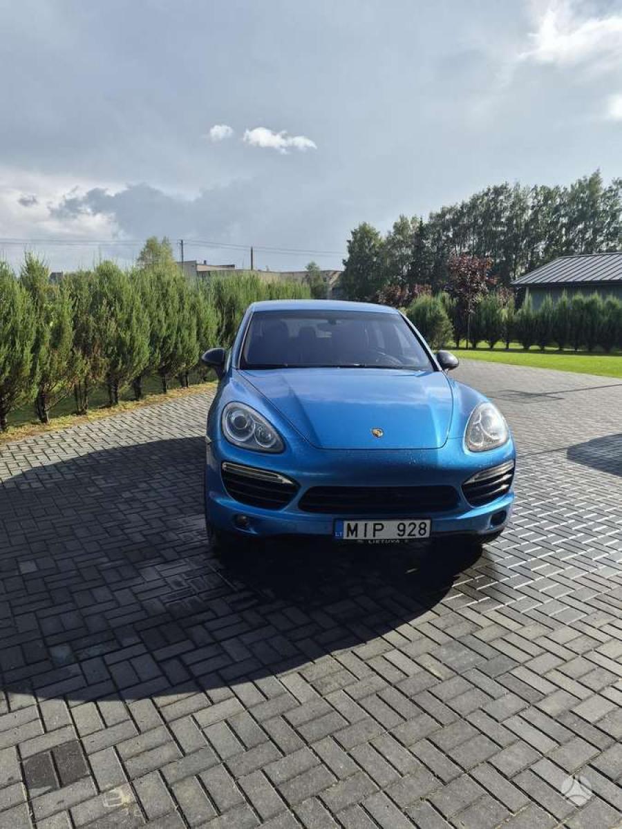 Blue Porsche Cayenne 2012 in Kupiskis, with an engine capacity of 3.00 L and mileage of 305 thousand km for 12500 €, photo 1 on AUTOMOTO.COM.LV