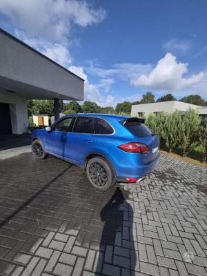 Blue Porsche Cayenne 2012 in Kupiskis, with an engine capacity of 3.00 L and mileage of 305 thousand km for 12500 €, photo 4 on AUTOMOTO.COM.LV