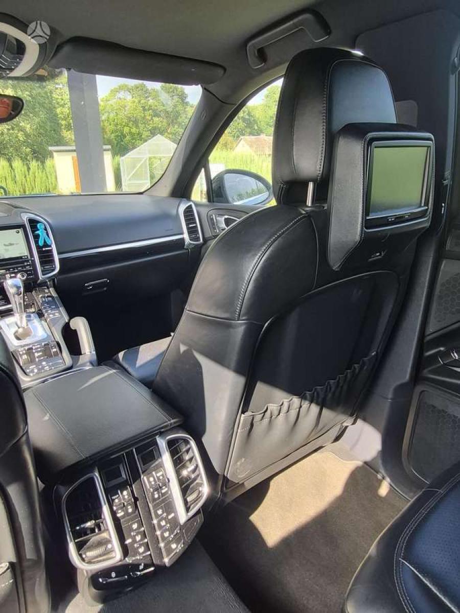 Blue Porsche Cayenne 2012 in Kupiskis, with an engine capacity of 3.00 L and mileage of 305 thousand km for 12500 €, photo 7 on AUTOMOTO.COM.LV