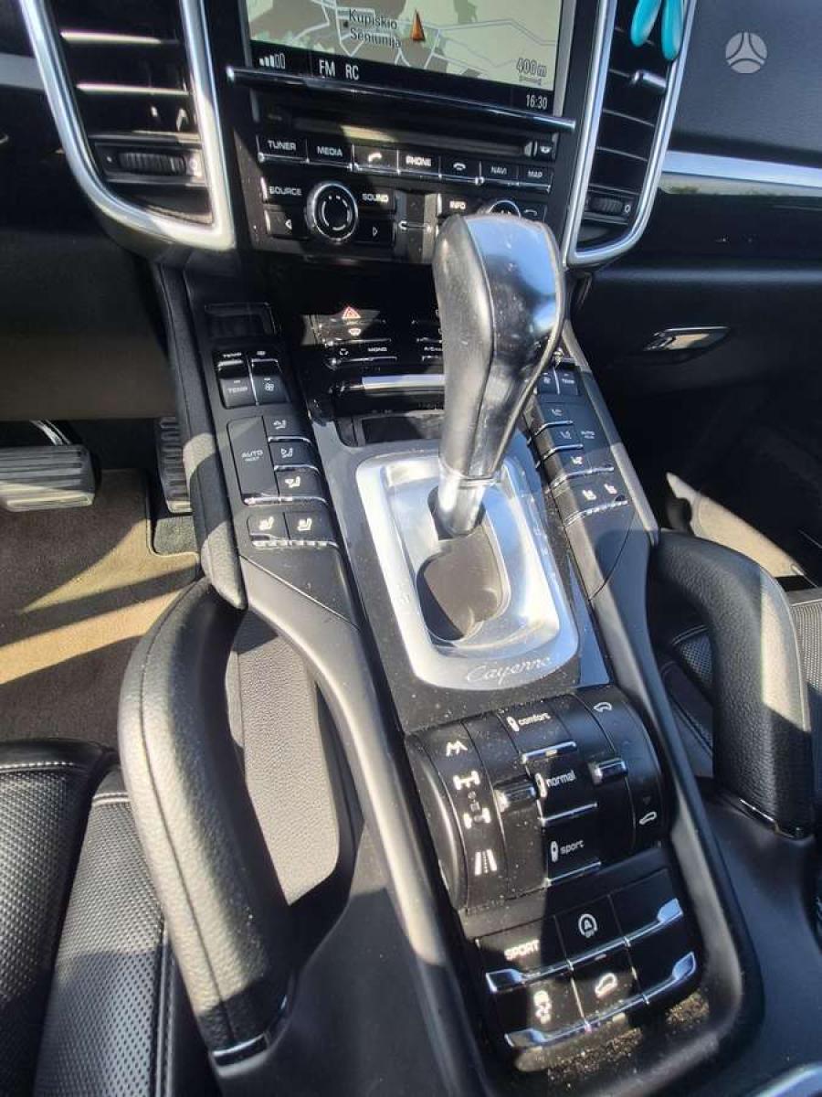 Blue Porsche Cayenne 2012 in Kupiskis, with an engine capacity of 3.00 L and mileage of 305 thousand km for 12500 €, photo 8 on AUTOMOTO.COM.LV
