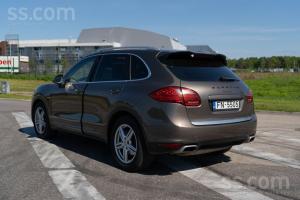 Brūns Porsche Cayenne 2010 Rīga, ar dzinēja tilpumu 3.00 L un nobraukumu 103 tūkst. km par 18000 €, foto 4 vietnē AUTOMOTO.COM.LV