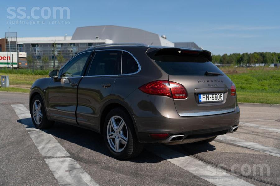 Brūns Porsche Cayenne 2010 Rīga, ar dzinēja tilpumu 3.00 L un nobraukumu 103 tūkst. km par 18000 €, foto 4 vietnē AUTOMOTO.COM.LV