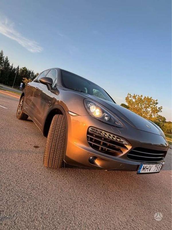 Brūns Porsche Cayenne 2011 Mažeikiai, ar dzinēja tilpumu 3.00 L un nobraukumu 248 tūkst. km par 14500 €, foto 1 vietnē AUTOMOTO.COM.LV