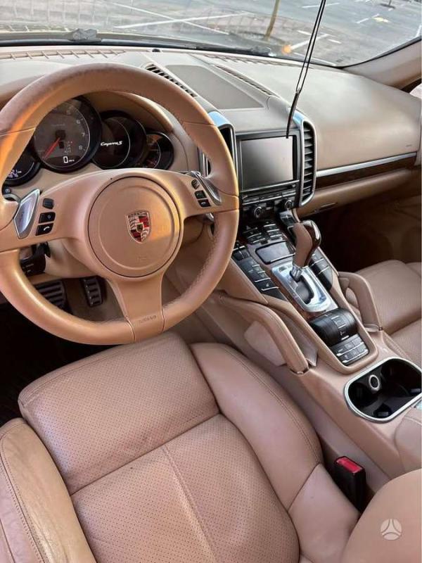 Brūns Porsche Cayenne 2011 Mažeikiai, ar dzinēja tilpumu 3.00 L un nobraukumu 248 tūkst. km par 14500 €, foto 3 vietnē AUTOMOTO.COM.LV