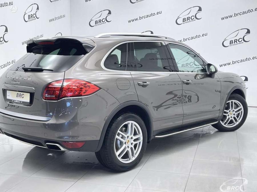Brūns Porsche Cayenne 2011 Viļņa, ar dzinēja tilpumu 3.60 L un nobraukumu 276 tūkst. km par 12500 €, foto 3 vietnē AUTOMOTO.COM.LV