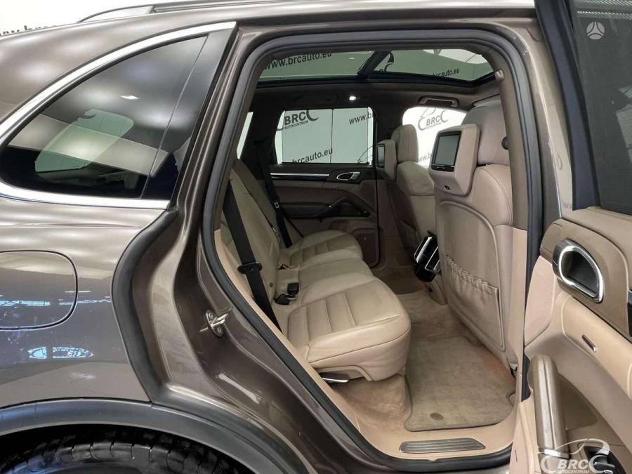 Brūns Porsche Cayenne 2011 Viļņa, ar dzinēja tilpumu 3.60 L un nobraukumu 276 tūkst. km par 12500 €, foto 12 vietnē AUTOMOTO.COM.LV