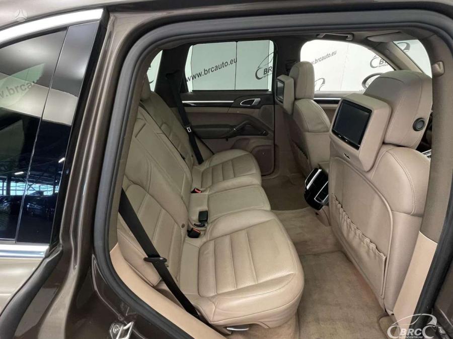 Brūns Porsche Cayenne 2011 Viļņa, ar dzinēja tilpumu 3.60 L un nobraukumu 276 tūkst. km par 12500 €, foto 13 vietnē AUTOMOTO.COM.LV