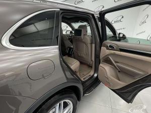 Brūns Porsche Cayenne 2011 Viļņa, ar dzinēja tilpumu 3.60 L un nobraukumu 276 tūkst. km par 12500 €, foto 15 vietnē AUTOMOTO.COM.LV