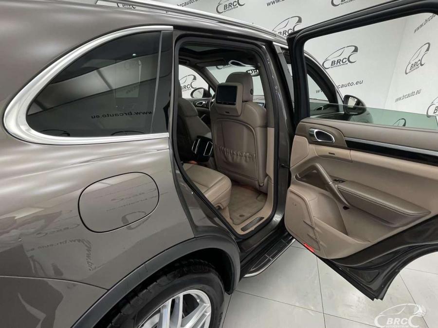 Brūns Porsche Cayenne 2011 Viļņa, ar dzinēja tilpumu 3.60 L un nobraukumu 276 tūkst. km par 12500 €, foto 15 vietnē AUTOMOTO.COM.LV