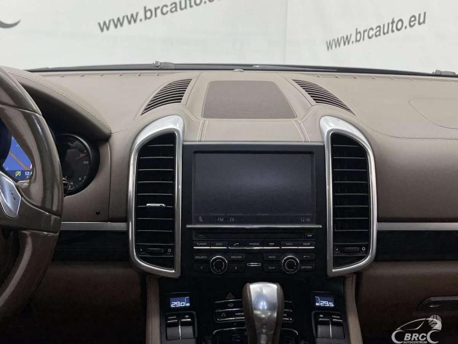 Brūns Porsche Cayenne 2011 Viļņa, ar dzinēja tilpumu 3.60 L un nobraukumu 276 tūkst. km par 12500 €, foto 21 vietnē AUTOMOTO.COM.LV