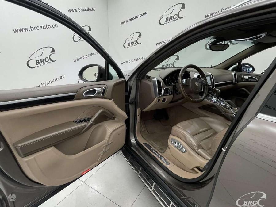 Brūns Porsche Cayenne 2011 Viļņa, ar dzinēja tilpumu 3.60 L un nobraukumu 276 tūkst. km par 12500 €, foto 25 vietnē AUTOMOTO.COM.LV