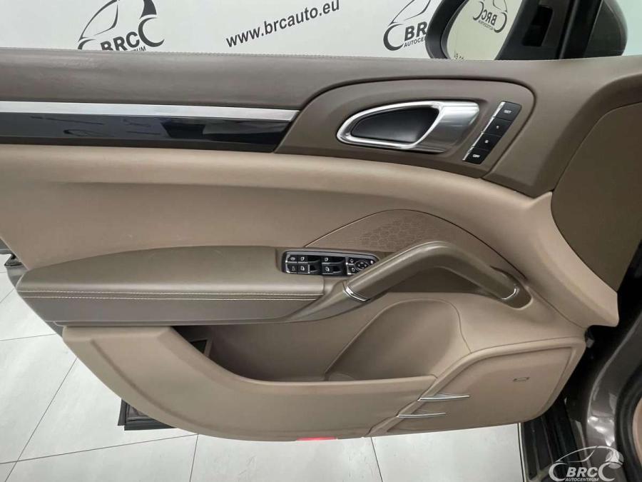 Brūns Porsche Cayenne 2011 Viļņa, ar dzinēja tilpumu 3.60 L un nobraukumu 276 tūkst. km par 12500 €, foto 26 vietnē AUTOMOTO.COM.LV