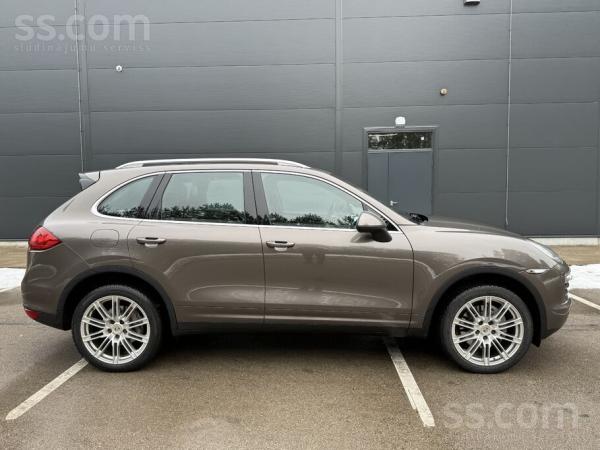 Brown Porsche Cayenne 2011 in Riga, with an engine capacity of 3.00 L and mileage of 249 thousand km for 16450 €, photo 3 on AUTOMOTO.COM.LV