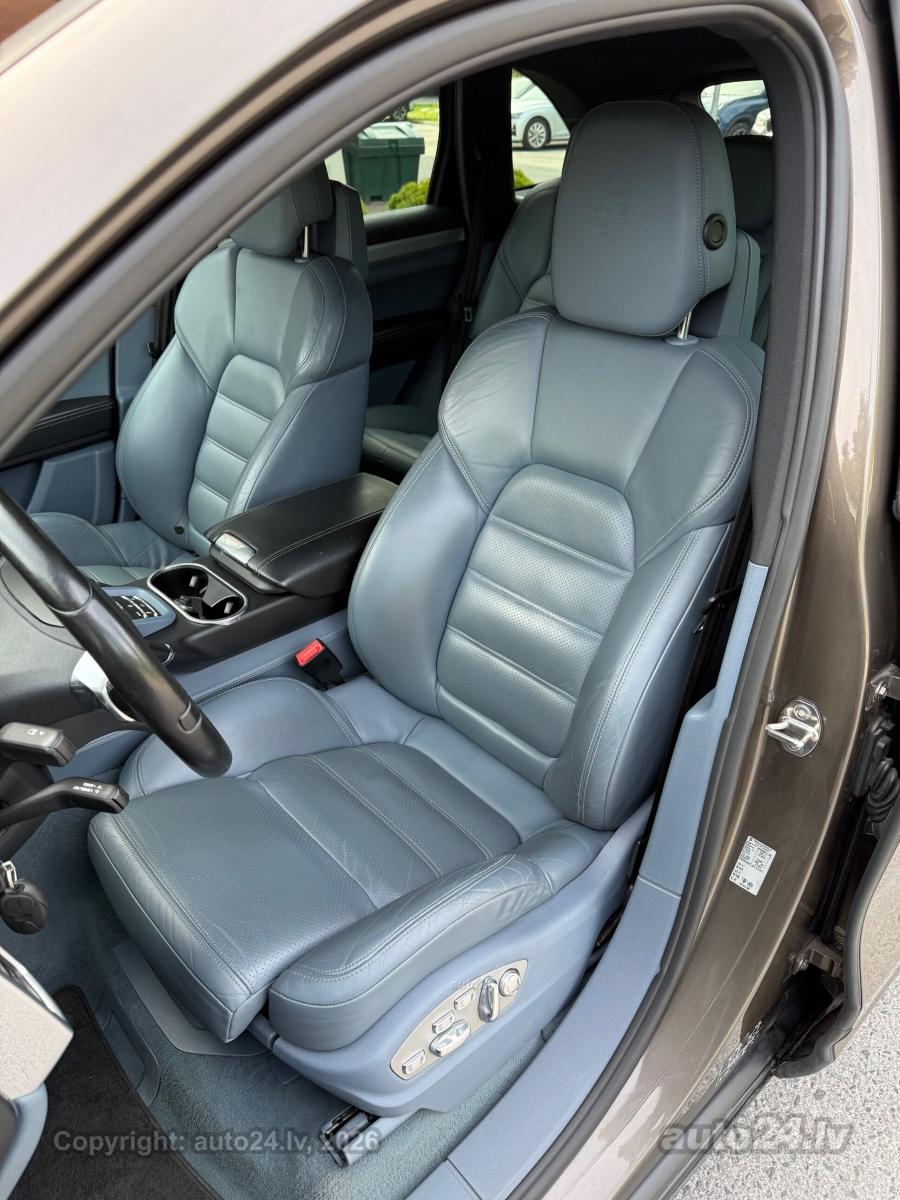 Brown Porsche Cayenne 2011 in Tallinn, with an engine capacity of 3.00 L and mileage of 172 thousand km for 19990 €, photo 15 on AUTOMOTO.COM.LV