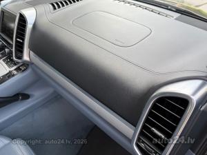 Brown Porsche Cayenne 2011 in Tallinn, with an engine capacity of 3.00 L and mileage of 172 thousand km for 19990 €, photo 20 on AUTOMOTO.COM.LV