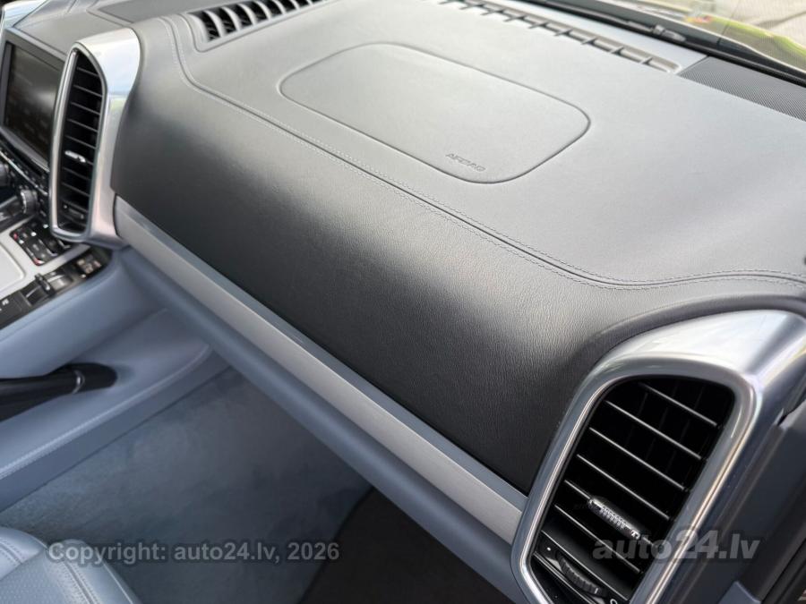 Brown Porsche Cayenne 2011 in Tallinn, with an engine capacity of 3.00 L and mileage of 172 thousand km for 19990 €, photo 20 on AUTOMOTO.COM.LV