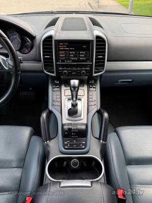 Brown Porsche Cayenne 2011 in Tallinn, with an engine capacity of 3.00 L and mileage of 172 thousand km for 19990 €, photo 23 on AUTOMOTO.COM.LV