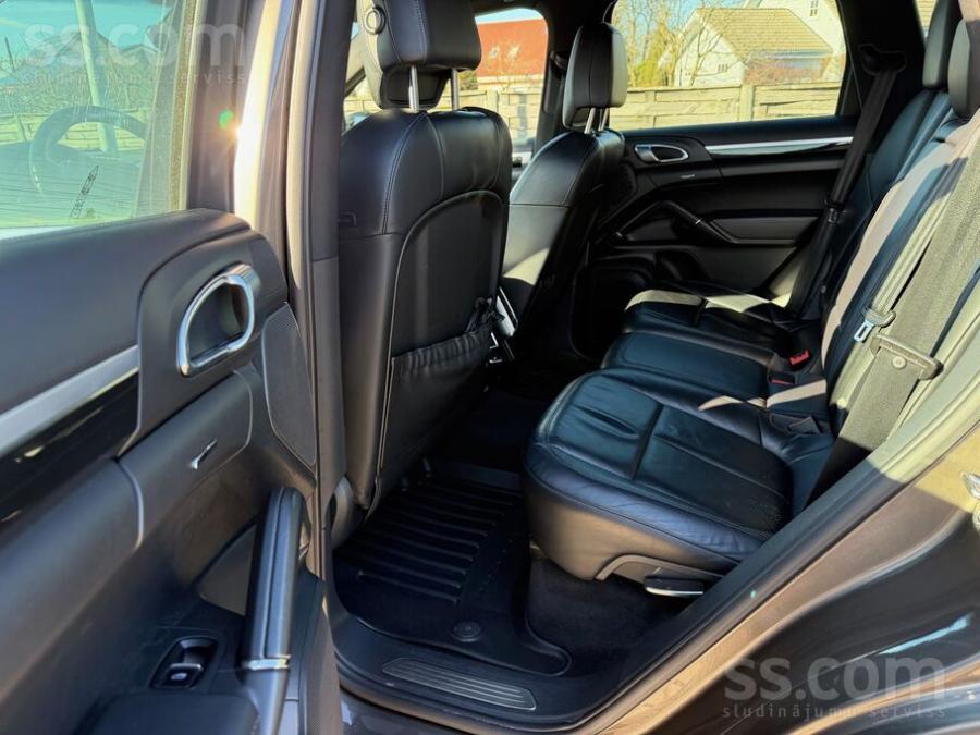 Brown Porsche Cayenne 2011 in Riga, with an engine capacity of 3.00 L and mileage of 247 thousand km for 13000 €, photo 11 on AUTOMOTO.COM.LV