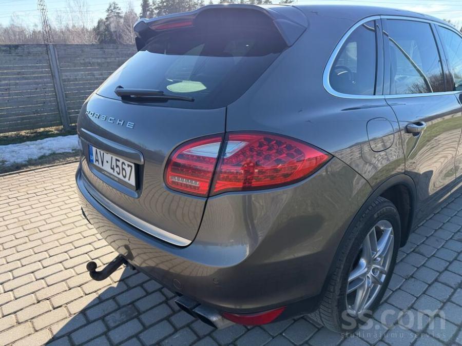 Brown Porsche Cayenne 2011 in Riga, with an engine capacity of 3.00 L and mileage of 247 thousand km for 13000 €, photo 12 on AUTOMOTO.COM.LV