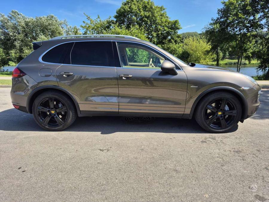 Brūns Porsche Cayenne 2011 Kauņa, ar dzinēja tilpumu 2.97 L un nobraukumu 300 tūkst. km par 12500 €, foto 3 vietnē AUTOMOTO.COM.LV