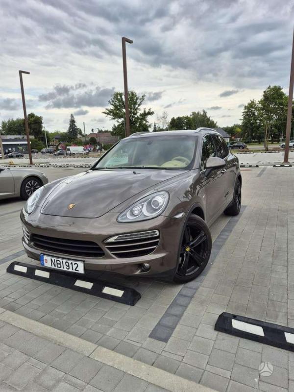 Brūns Porsche Cayenne 2011 Kauņa, ar dzinēja tilpumu 2.97 L un nobraukumu 300 tūkst. km par 12500 €, foto 5 vietnē AUTOMOTO.COM.LV