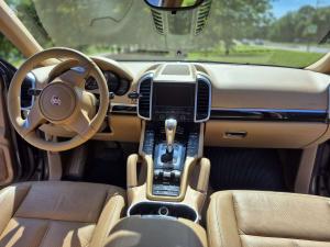 Brūns Porsche Cayenne 2011 Kauņa, ar dzinēja tilpumu 2.97 L un nobraukumu 300 tūkst. km par 12500 €, foto 22 vietnē AUTOMOTO.COM.LV