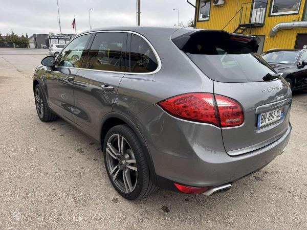 Porsche Cayenne 2011 Tauragė vietnē Brūns Porsche Cayenne 2011 Tauragė, ar dzinēja tilpumu 2.97 L un nobraukumu 440 tūkst. km par 10600 €, foto 5 vietnē AUTOMOTO.COM.LV