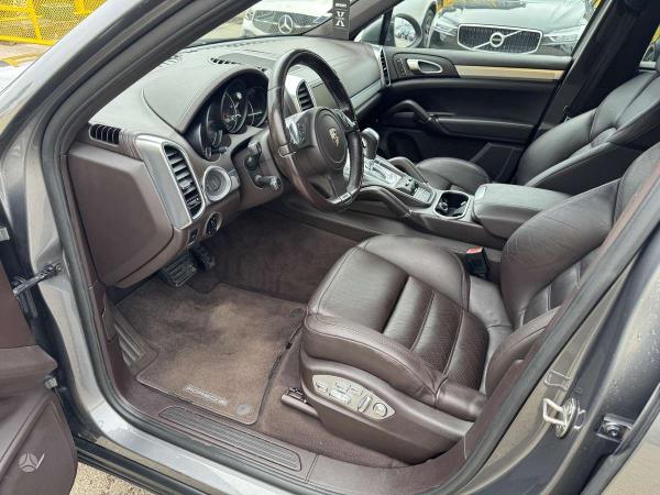 Porsche Cayenne 2011 Tauragė vietnē Brūns Porsche Cayenne 2011 Tauragė, ar dzinēja tilpumu 2.97 L un nobraukumu 440 tūkst. km par 10600 €, foto 8 vietnē AUTOMOTO.COM.LV