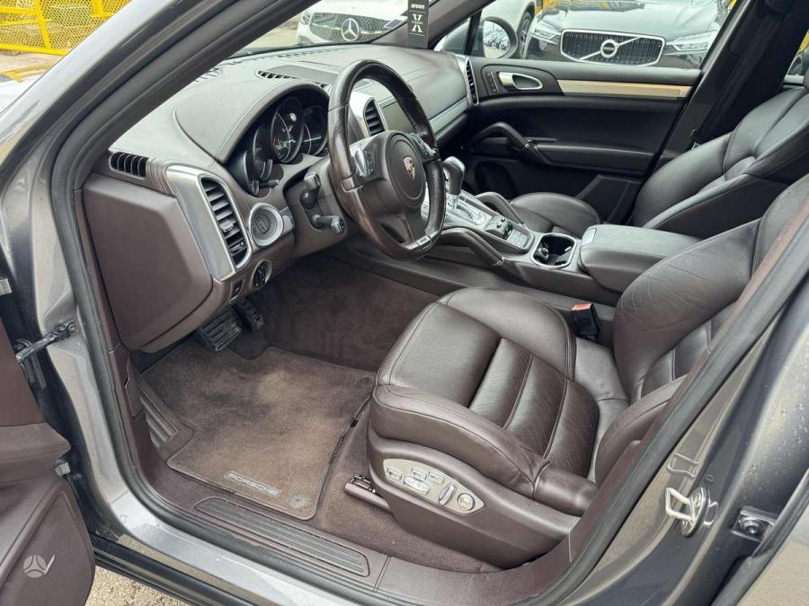 Brown Porsche Cayenne 2011 in Taurage, with an engine capacity of 2.97 L and mileage of 440 thousand km for 10600 €, photo 8 on AUTOMOTO.COM.LV