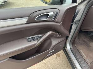 Brown Porsche Cayenne 2011 in Taurage, with an engine capacity of 2.97 L and mileage of 440 thousand km for 10600 €, photo 9 on AUTOMOTO.COM.LV