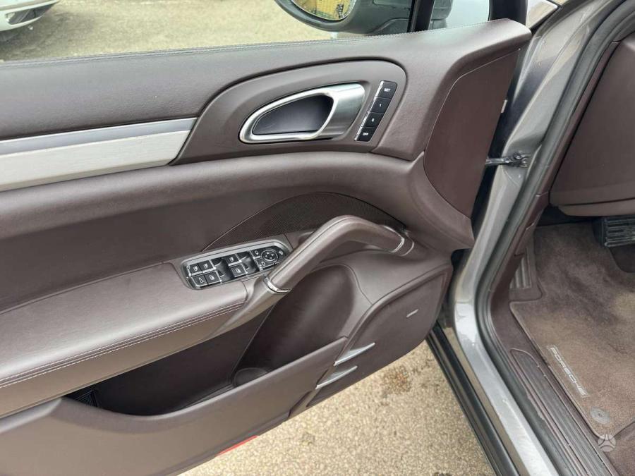 Brown Porsche Cayenne 2011 in Taurage, with an engine capacity of 2.97 L and mileage of 440 thousand km for 10600 €, photo 9 on AUTOMOTO.COM.LV