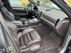 Brown Porsche Cayenne 2011 in Taurage, with an engine capacity of 2.97 L and mileage of 440 thousand km for 10600 €, photo 10 on AUTOMOTO.COM.LV