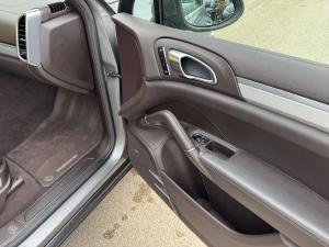 Brown Porsche Cayenne 2011 in Taurage, with an engine capacity of 2.97 L and mileage of 440 thousand km for 10600 €, photo 11 on AUTOMOTO.COM.LV