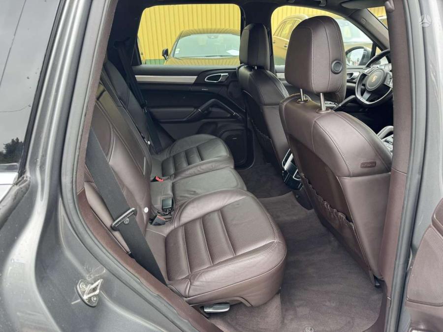 Brown Porsche Cayenne 2011 in Taurage, with an engine capacity of 2.97 L and mileage of 440 thousand km for 10600 €, photo 15 on AUTOMOTO.COM.LV
