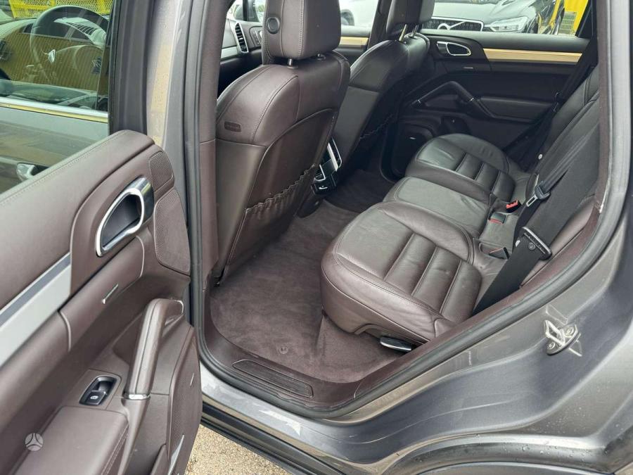 Brown Porsche Cayenne 2011 in Taurage, with an engine capacity of 2.97 L and mileage of 440 thousand km for 10600 €, photo 16 on AUTOMOTO.COM.LV