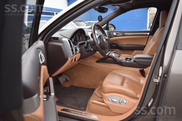 Brūns Porsche Cayenne 2012 Rīga, ar dzinēja tilpumu 4.80 L un nobraukumu 212 tūkst. km par 16900 €, foto 3 vietnē AUTOMOTO.COM.LV