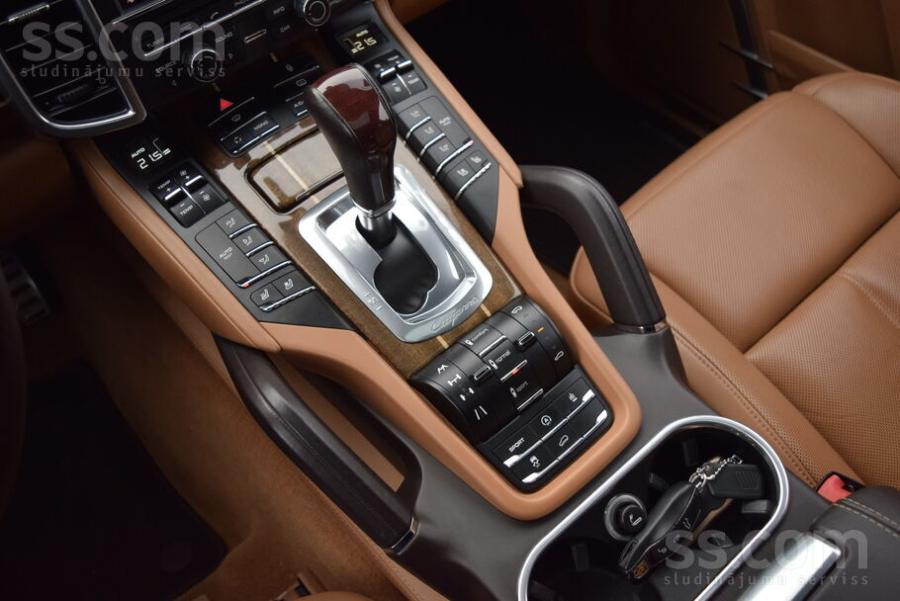 Brown Porsche Cayenne 2012 in Riga, with an engine capacity of 4.80 L and mileage of 212 thousand km for 16900 €, photo 6 on AUTOMOTO.COM.LV