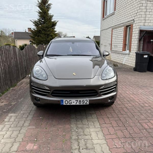 Brown Porsche Cayenne 2012 in Kuldiga, with an engine capacity of 3.00 L and mileage of 300 thousand km for 16500 €, photo 2 on AUTOMOTO.COM.LV