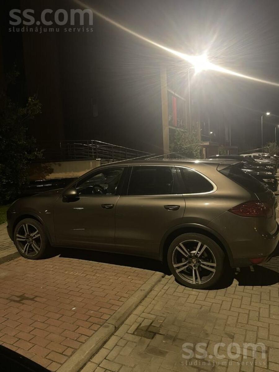 Brown Porsche Cayenne 2012 in Riga, with an engine capacity of 3.00 L and mileage of 247 thousand km for 15500 €, photo 3 on AUTOMOTO.COM.LV