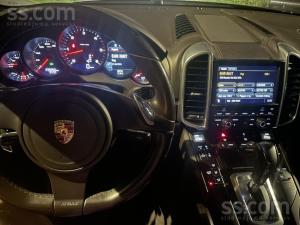 Brown Porsche Cayenne 2012 in Riga, with an engine capacity of 3.00 L and mileage of 247 thousand km for 15500 €, photo 4 on AUTOMOTO.COM.LV