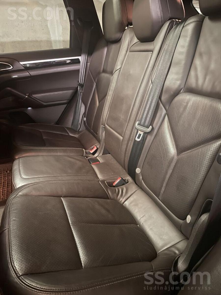 Brown Porsche Cayenne 2012 in Riga, with an engine capacity of 3.00 L and mileage of 247 thousand km for 15500 €, photo 5 on AUTOMOTO.COM.LV